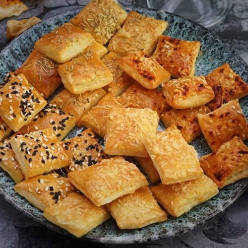 Flaky Cheese Crackers | Moorlands Eater